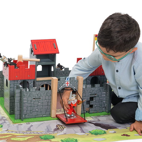 Le Toy Van, Riddarborg 3 torn, röd - Litenleker.se