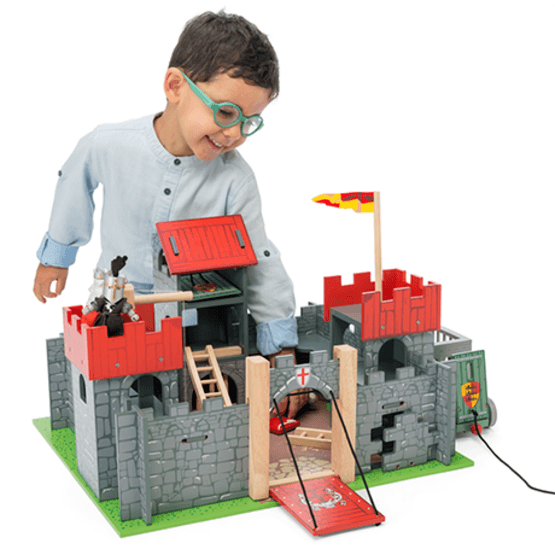 Le Toy Van, Riddarborg 3 torn, röd - Litenleker.se